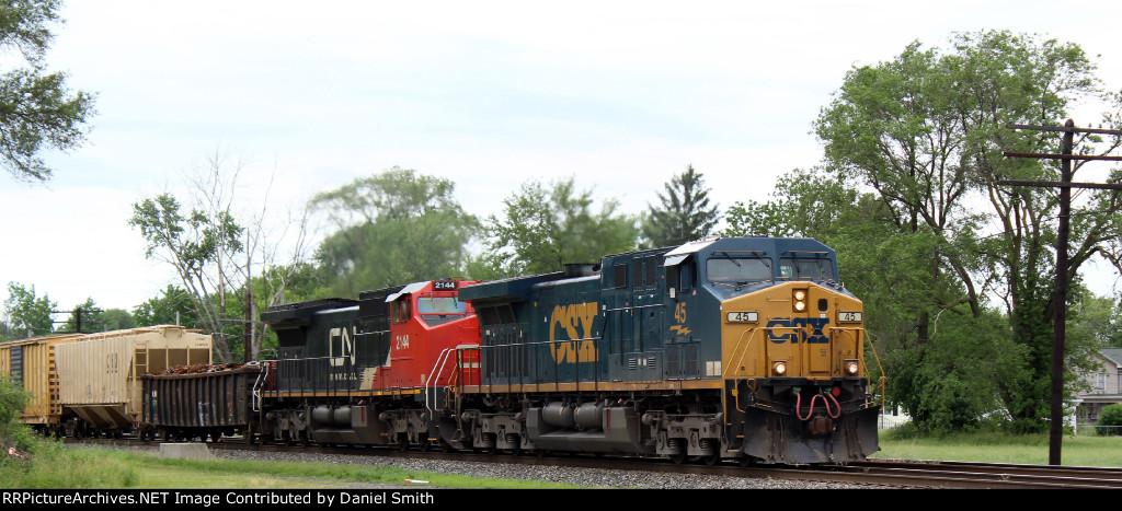 CSX 45 leads south-bound Q-637 Manifest.